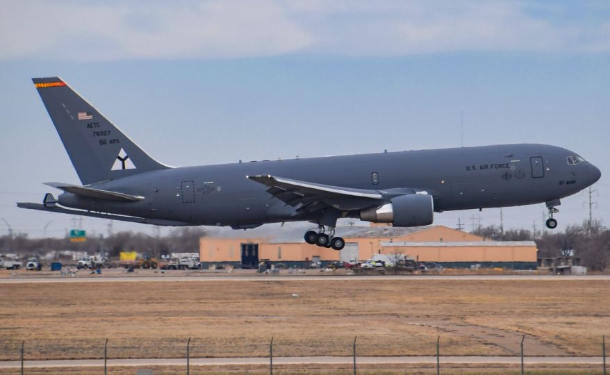 KC-46 da 97th AMW ostentam o "Triângulo-Y", em homenagem as origens da ...