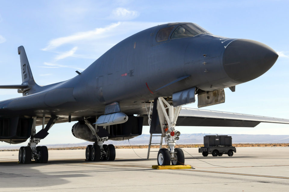 USAF demonstra a capacidade do B1-B de transportar armas externamente ...