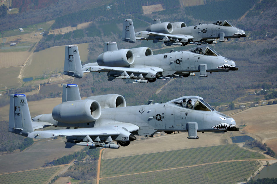 USAF recebeu da Boeing as primeiras asas novas de A-10 Thunderbolt II ...