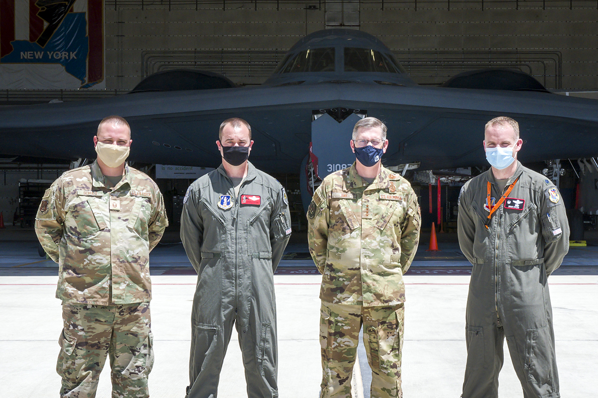 Comandante do AFGSC visita produção do B-21