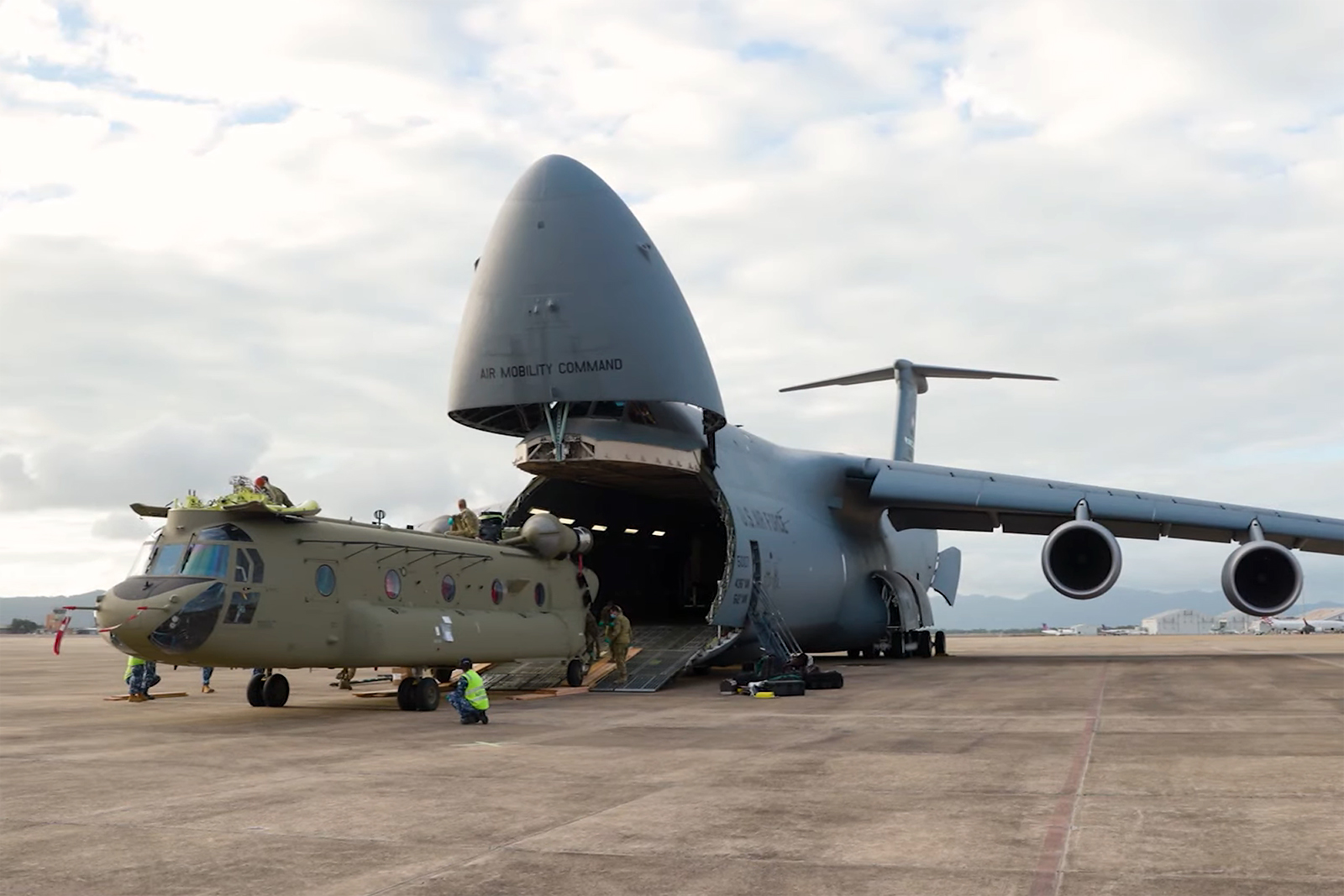 Exército Australiano recebe dois novos CH-47F Chinook