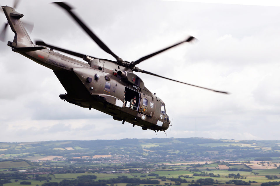 Royal Navy realiza voo de despedida do último Merlin Mk3 em operação ...