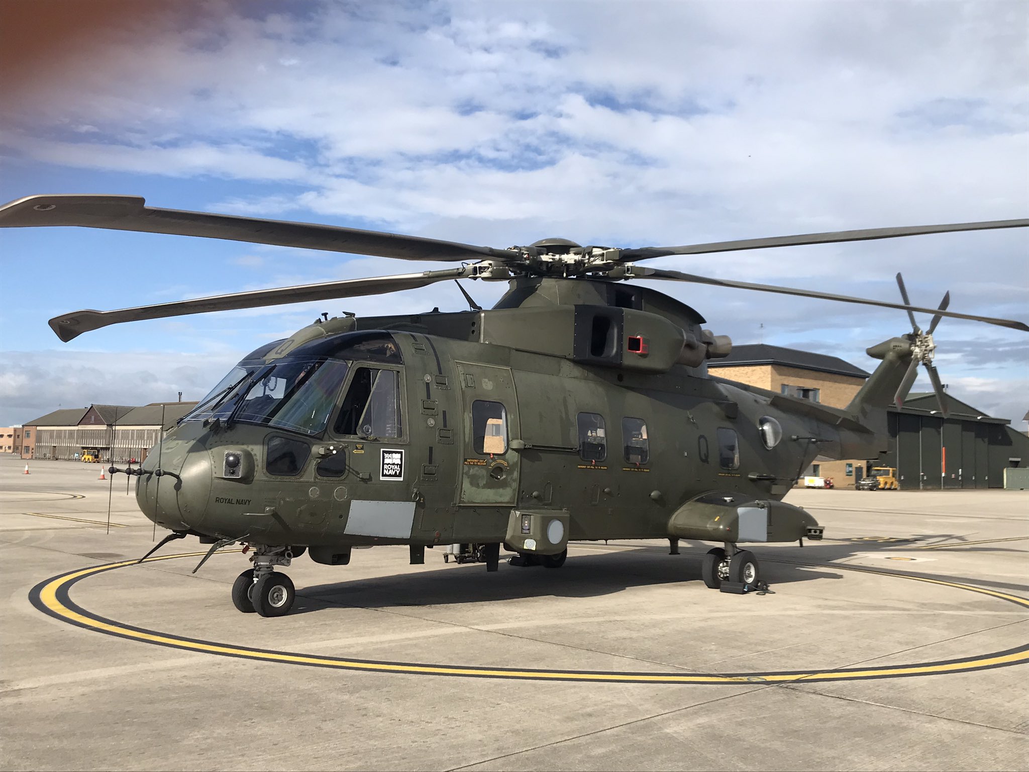 Royal Navy realiza voo de despedida do último Merlin Mk3 em operação