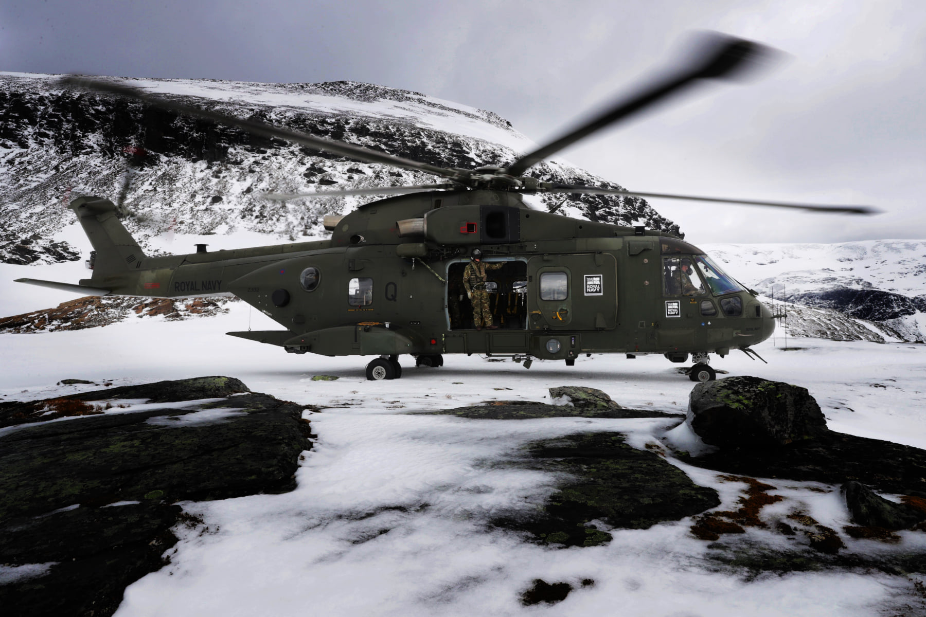 Royal Navy realiza voo de despedida do último Merlin Mk3 em operação