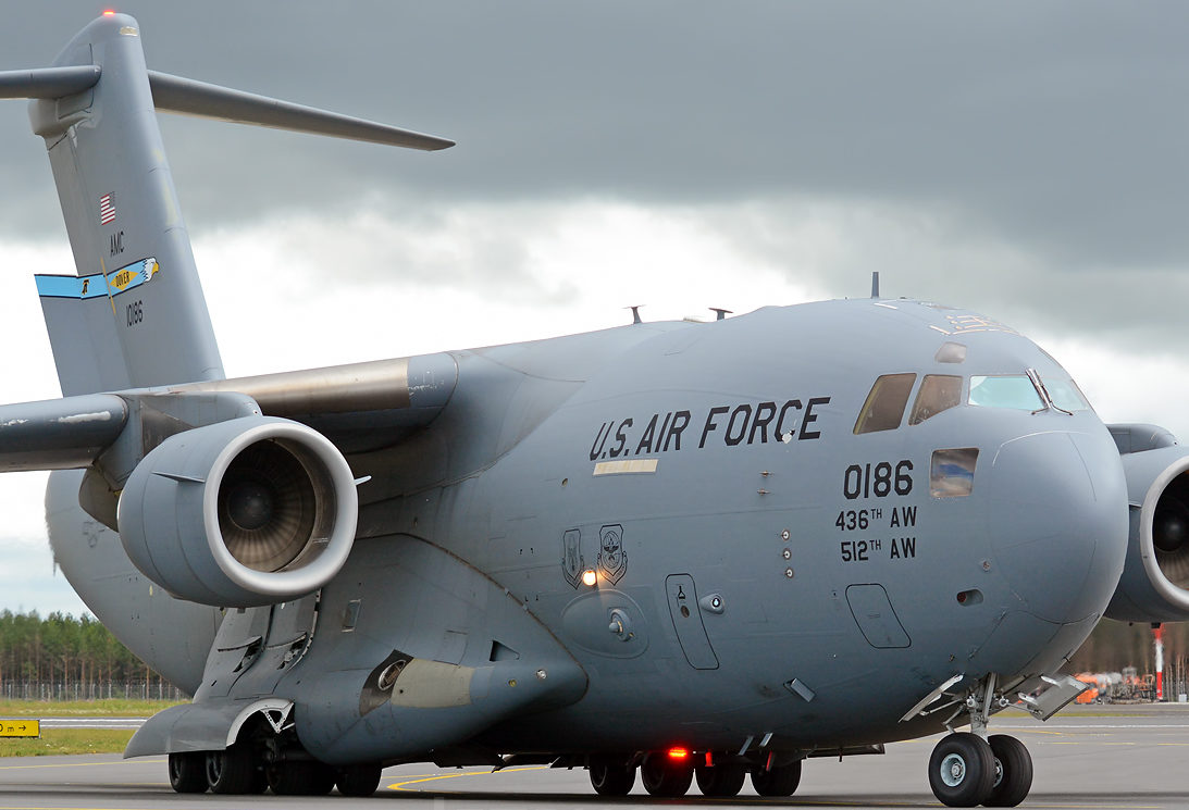 Fuga do Afeganistão: C-17A realizou voo com 640 pessoas relembrando a ...