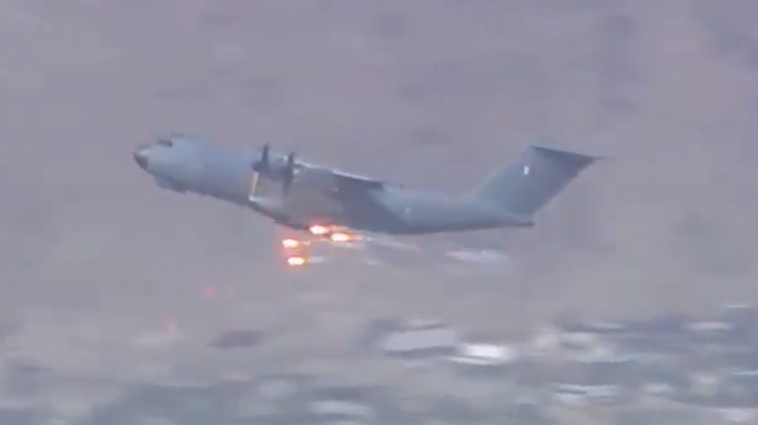 A400M da AAE lança flares ao decolar de Cabul