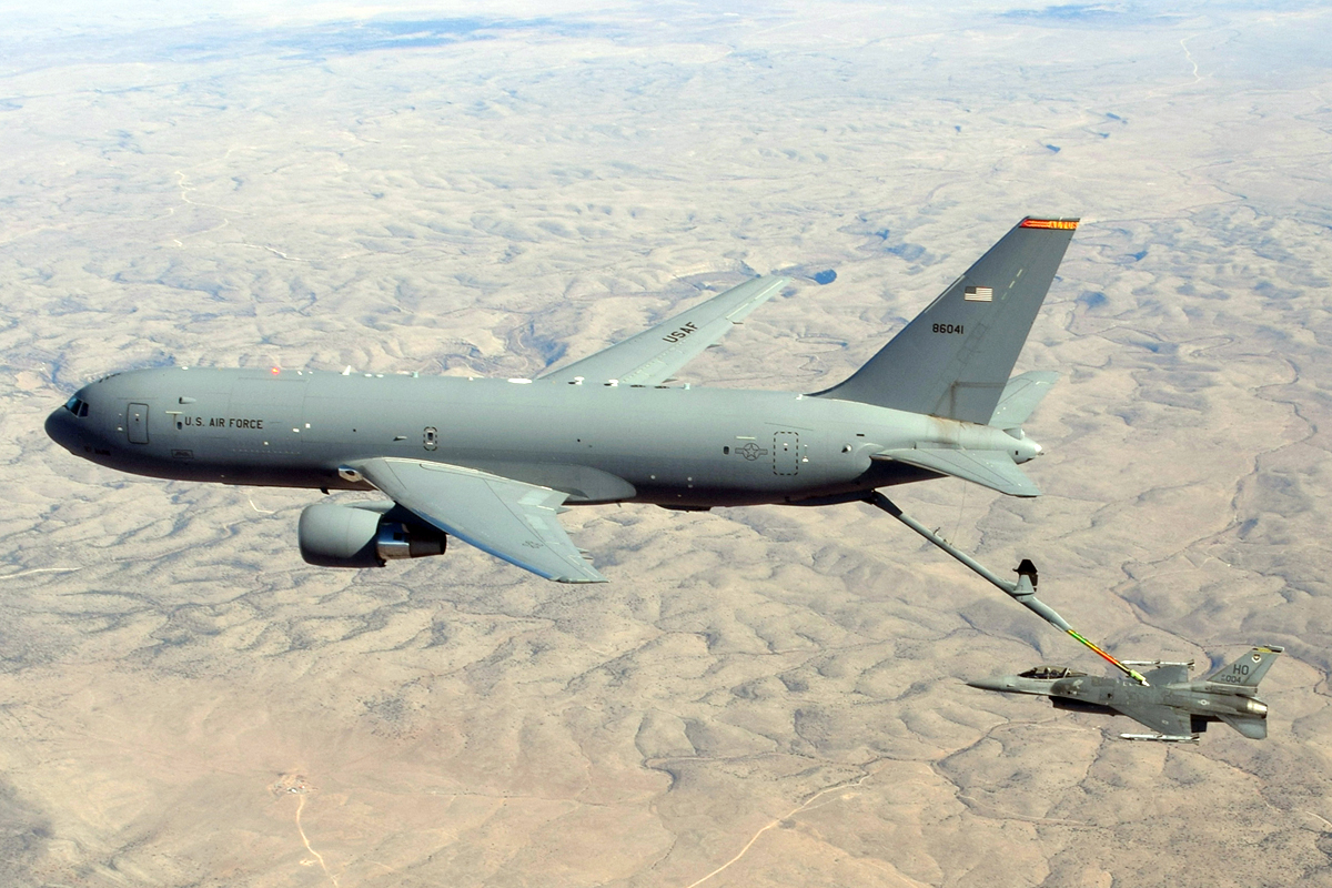 KC-46A liberado para reabastecer caças de quarta geração da USAF ...