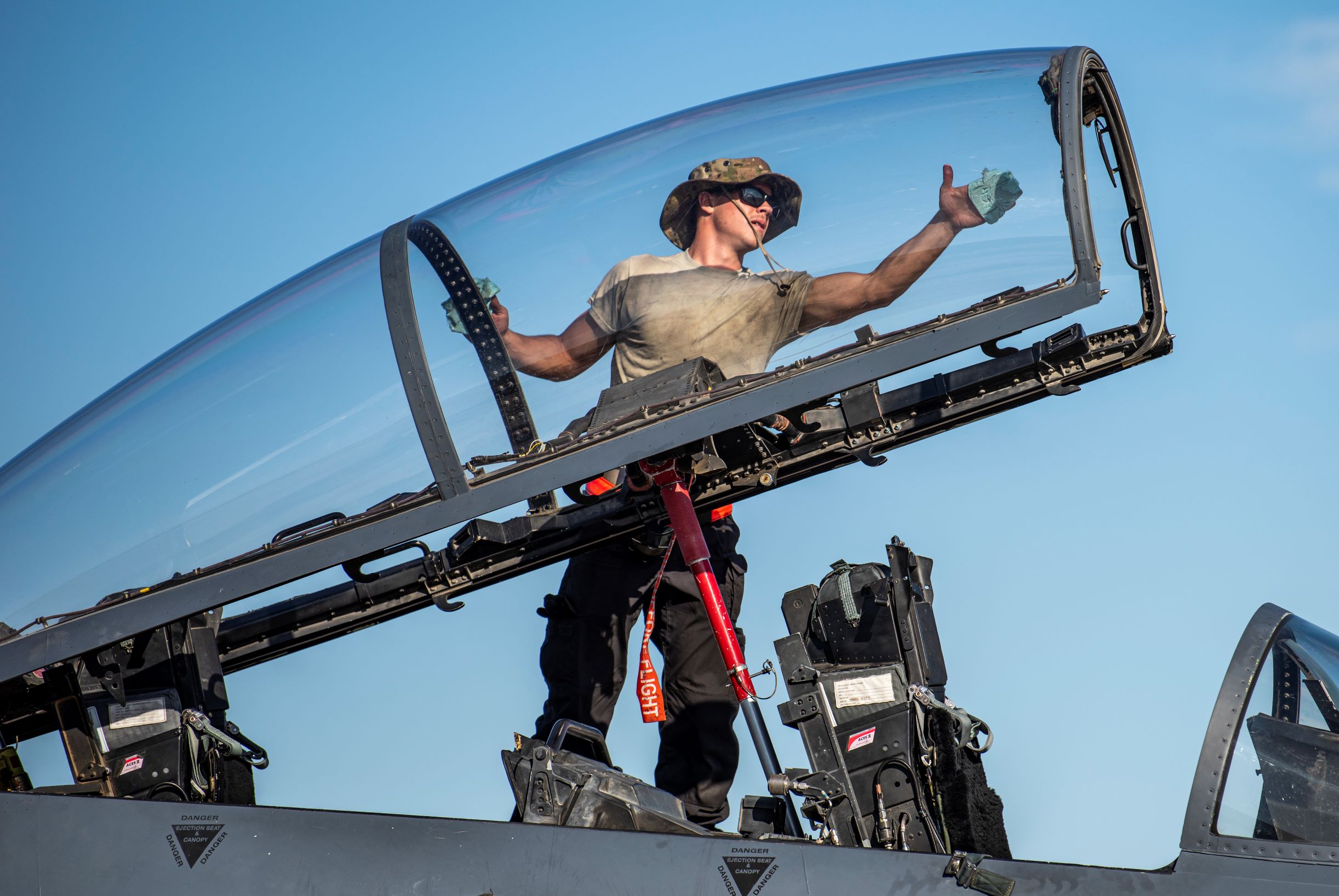 F-15E perde canopy na Grécia