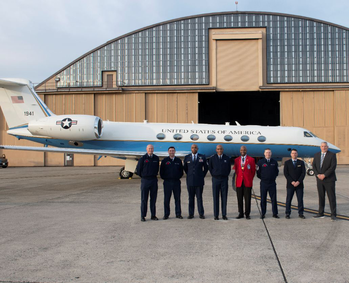 Chefe da USAF realiza translado do novo Gulfstream C-37B do 99th AS