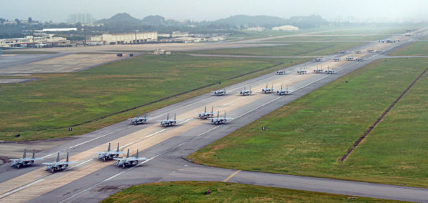 USAF realiza “Elephant Walk” com 27 aeronaves em Kadena, no Japão ...