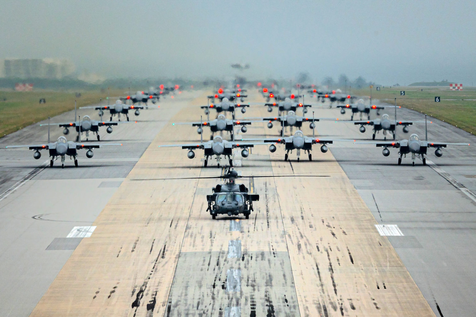 USAF realiza “Elephant Walk” com 27 aeronaves em Kadena, no Japão ...