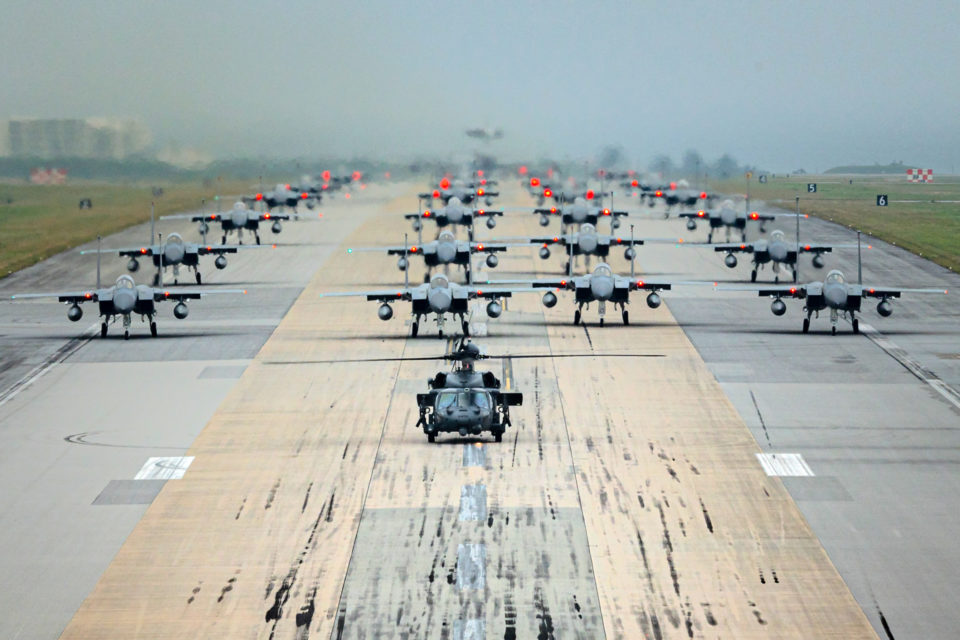 USAF realiza “Elephant Walk” com 27 aeronaves em Kadena, no Japão ...