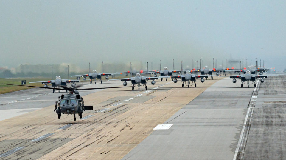 USAF realiza “Elephant Walk” com 27 aeronaves em Kadena, no Japão ...