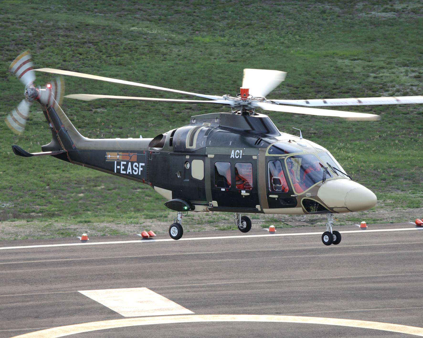 Leonardo celebra 10 anos do primeiro voo do AW169 » Força Aérea