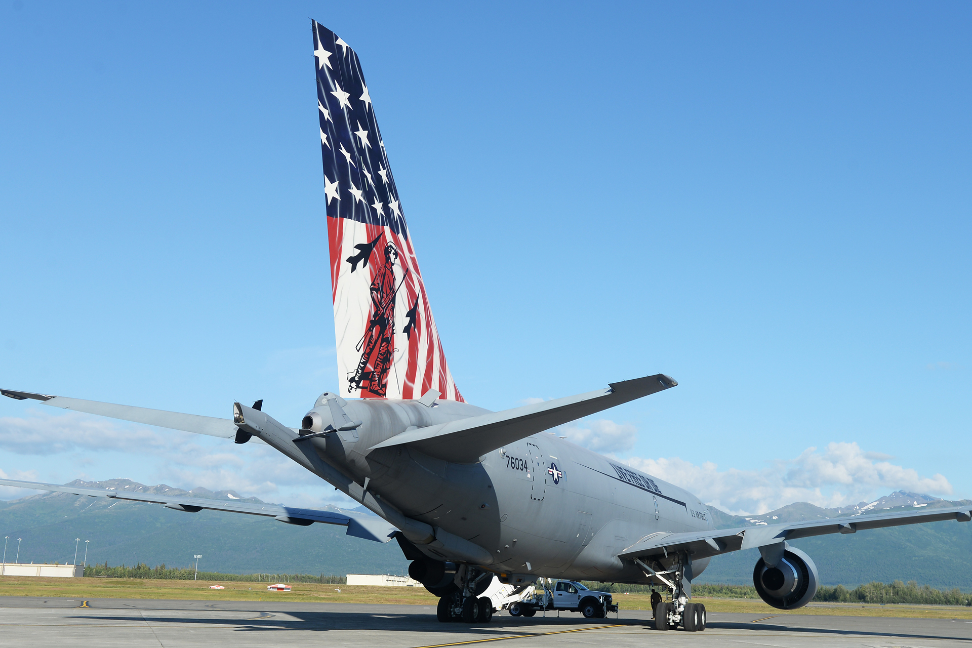 USAF aplica pintura especial em um KC-46 da Guarda Aérea Nacional