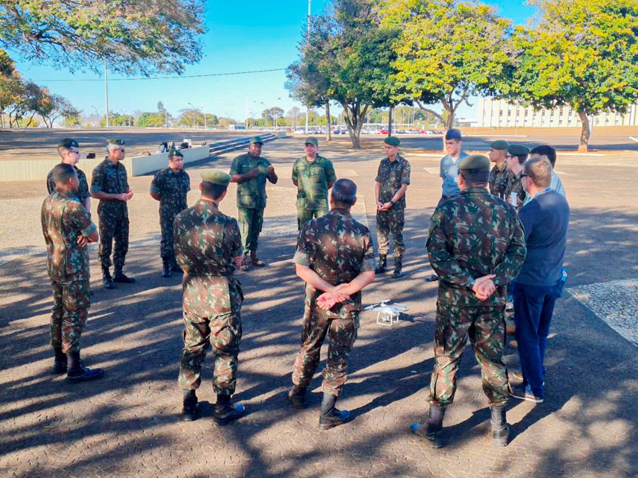 Militares do Exército Brasileiro fazem curso para operar drones