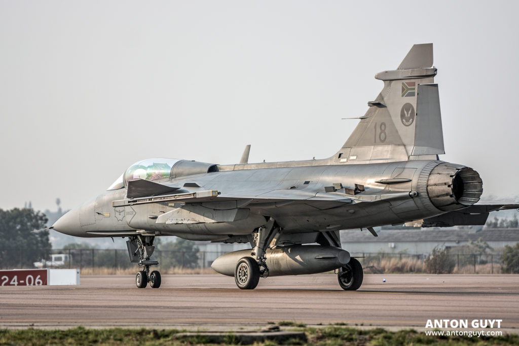 SAAF: Gripen volta a voar após meses “groudeados” – Força Aérea