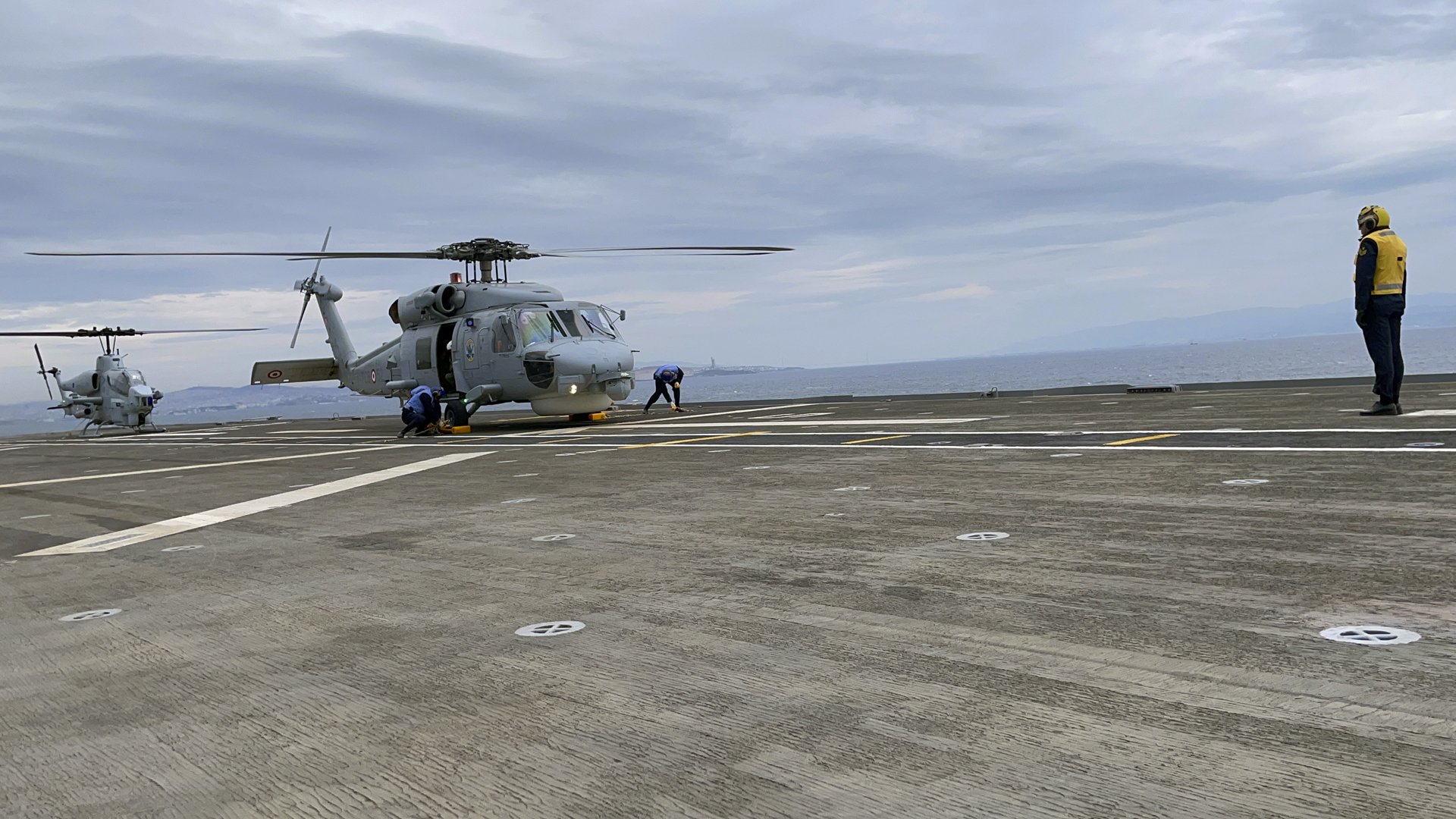 Turquia realiza primeiros testes com helicópteros no LHD Anadolu