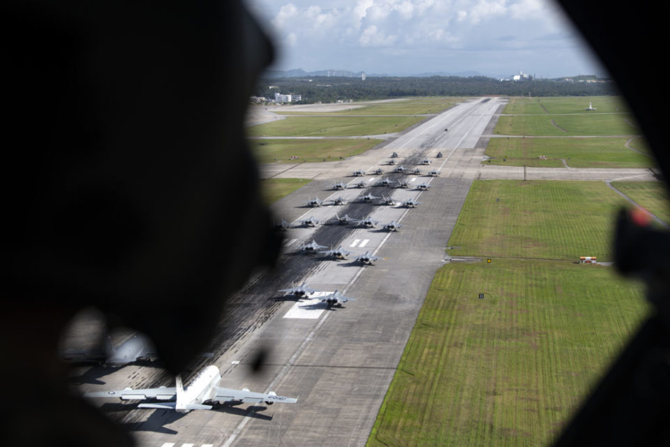 FOTOS: USAF realiza Elephant Walk em Kadena no Japão – Força Aérea
