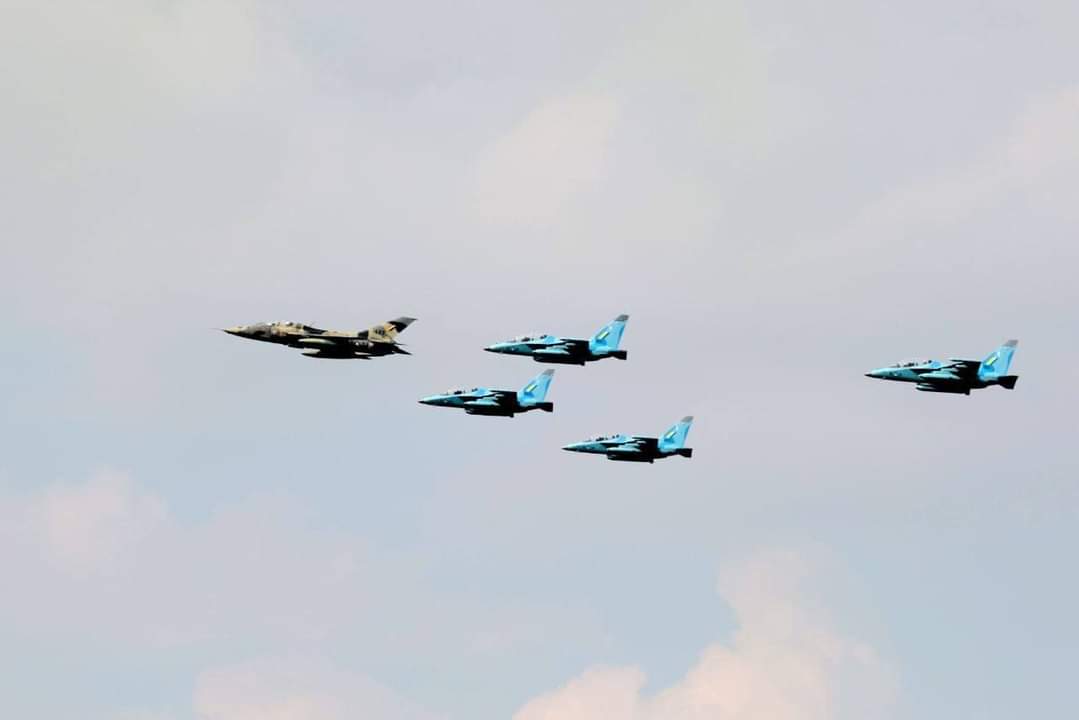 Força Aérea de Mianmar apresenta publicamente seus Su-30SM