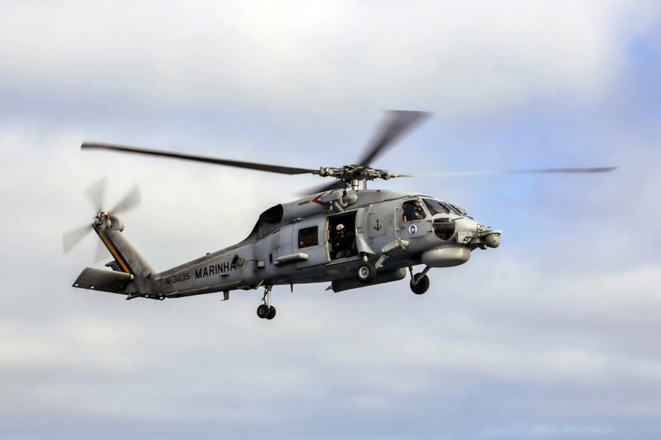 Marinha celebra 10.000 horas de voo dos helicópteros SH-16 Seahawk ...