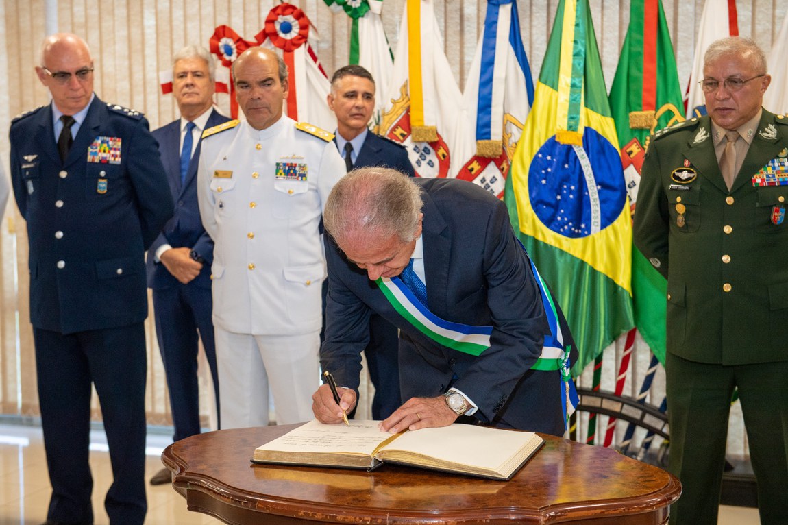 Assume o novo Ministro da Defesa – Força Aérea