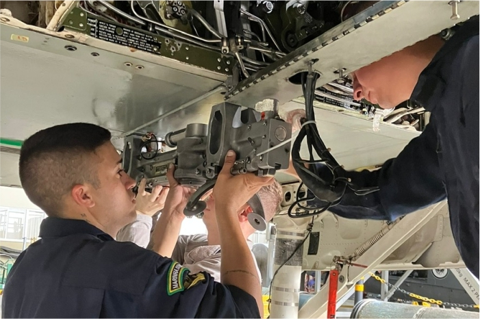 Grupo Aéreo Naval de Manutenção realiza inédito reparo em um AF-1C