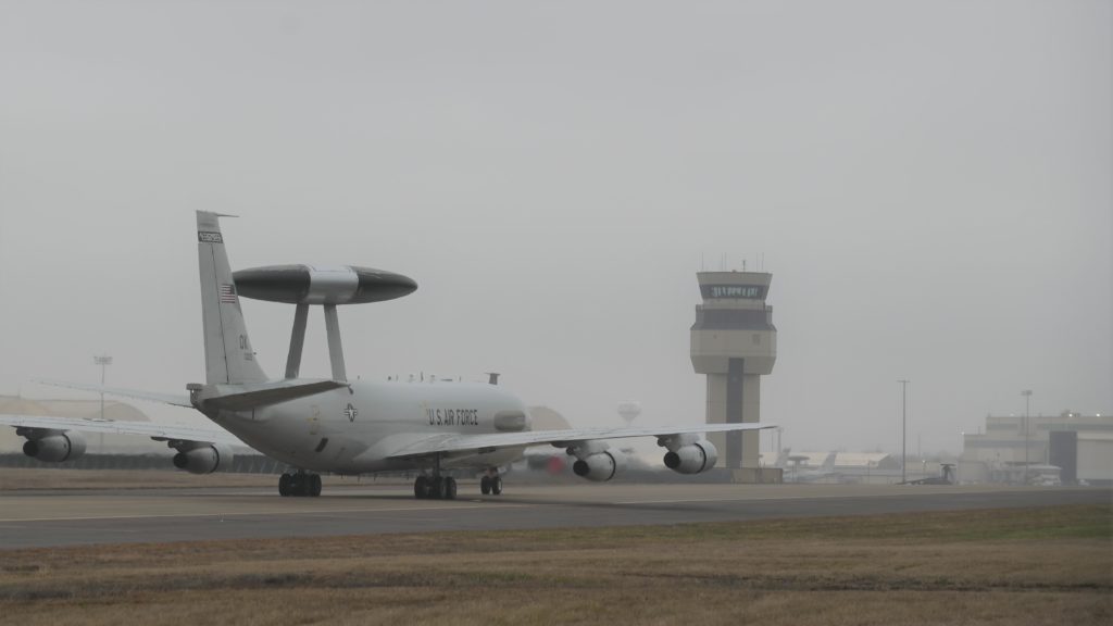 FOTOS: USAF realiza Elephant Walk com 14 jatos E-3 Sentry – Força Aérea
