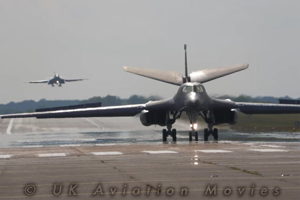 B-1B Lancer da USAF lança míssil JASSM em treinamento no Oriente Médio ...