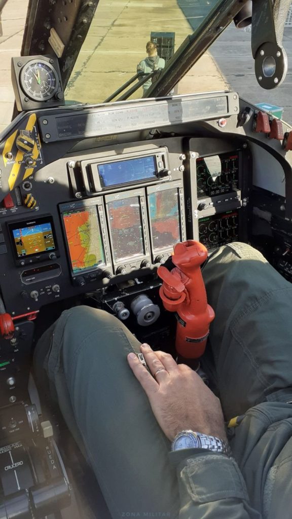 FAdeA entrega um IA-63 Pampa e apresenta cockpit do Pucará Fénix ...