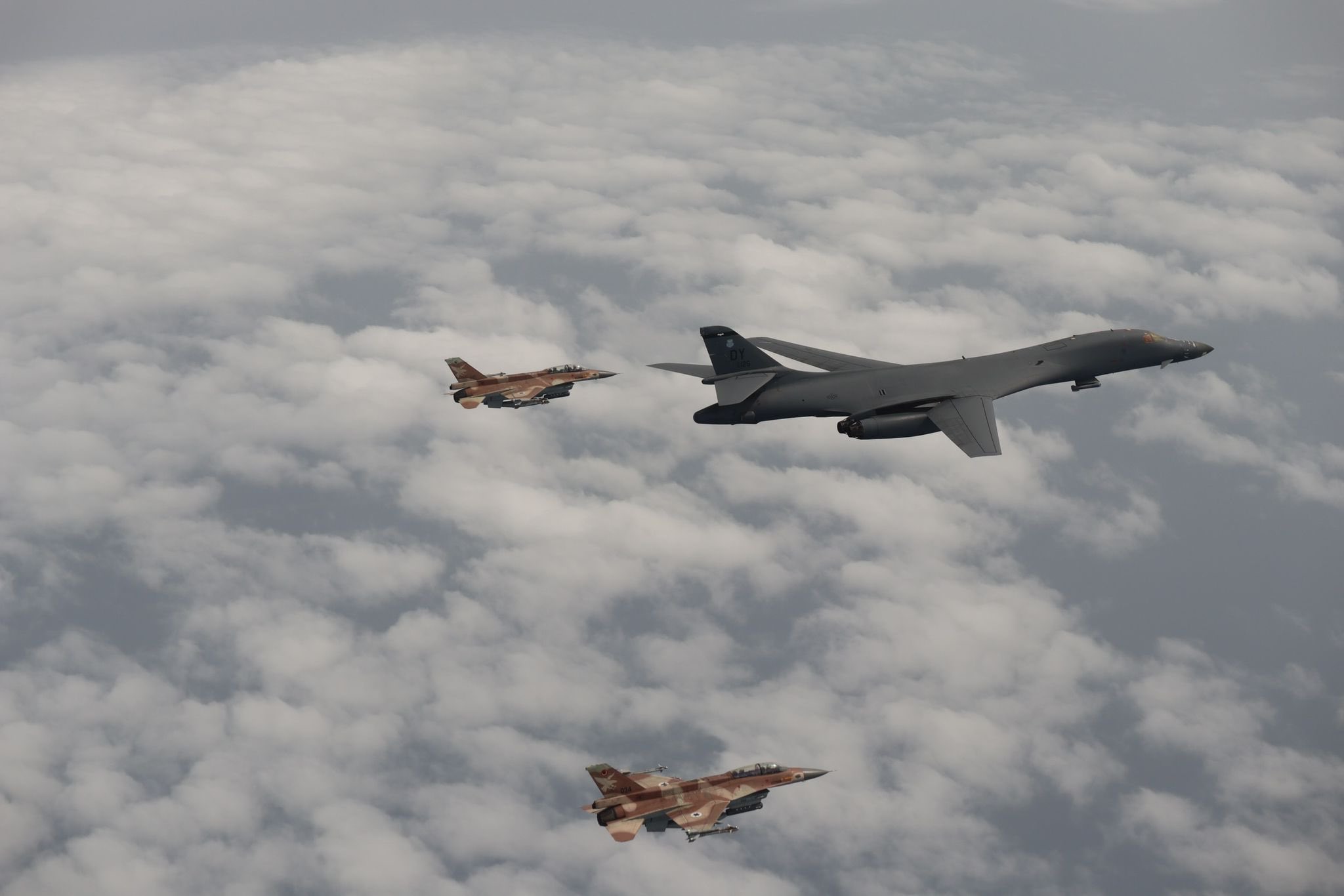 B-1B Lancer da USAF lança míssil JASSM em treinamento no Oriente Médio