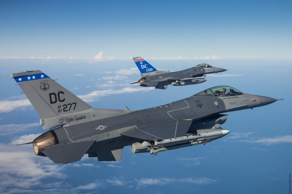 Caças F-16 da USAF interceptaram jato executivo que caiu deixando ...