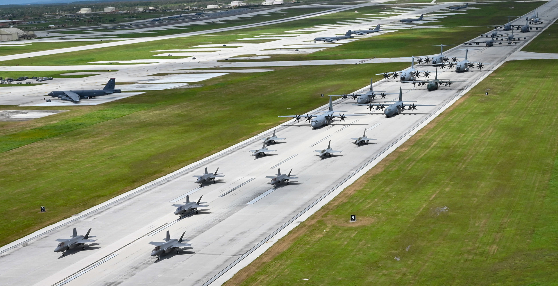 IMAGENS: Aliados realizam grande "Elephant Walk" no Pacífico