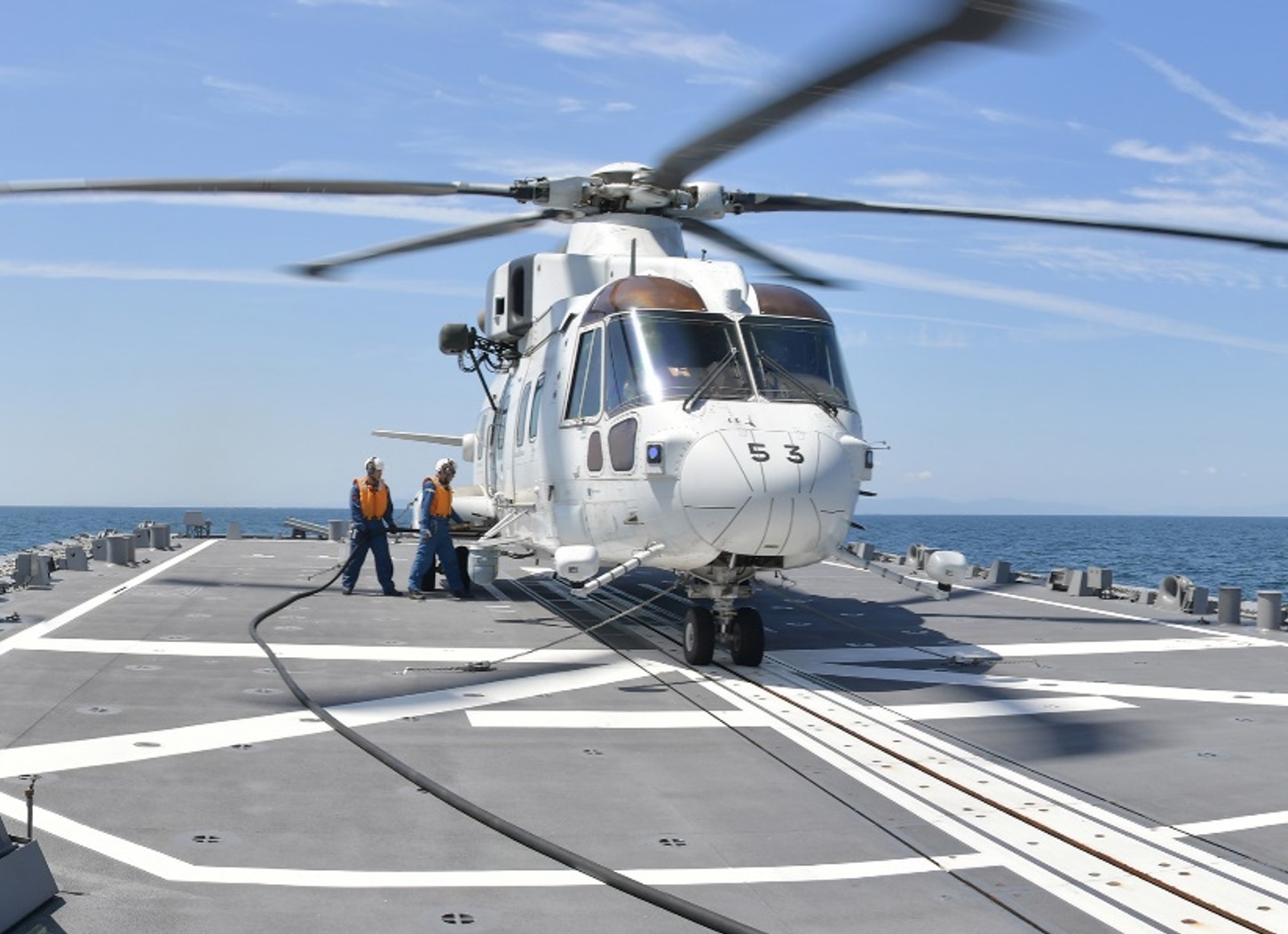 Japão opera com helicóptero MCH-101 a bordo da fragata Mogami