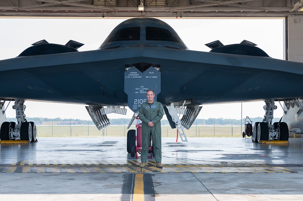 Oficial da RAF voa em um Northrop Grumman B-2A Spirit