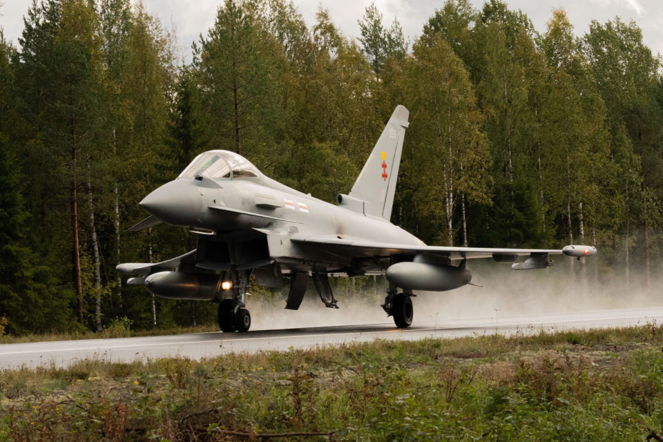 Typhoons da RAF pousam e decolam de uma estrada pela primeira vez ...