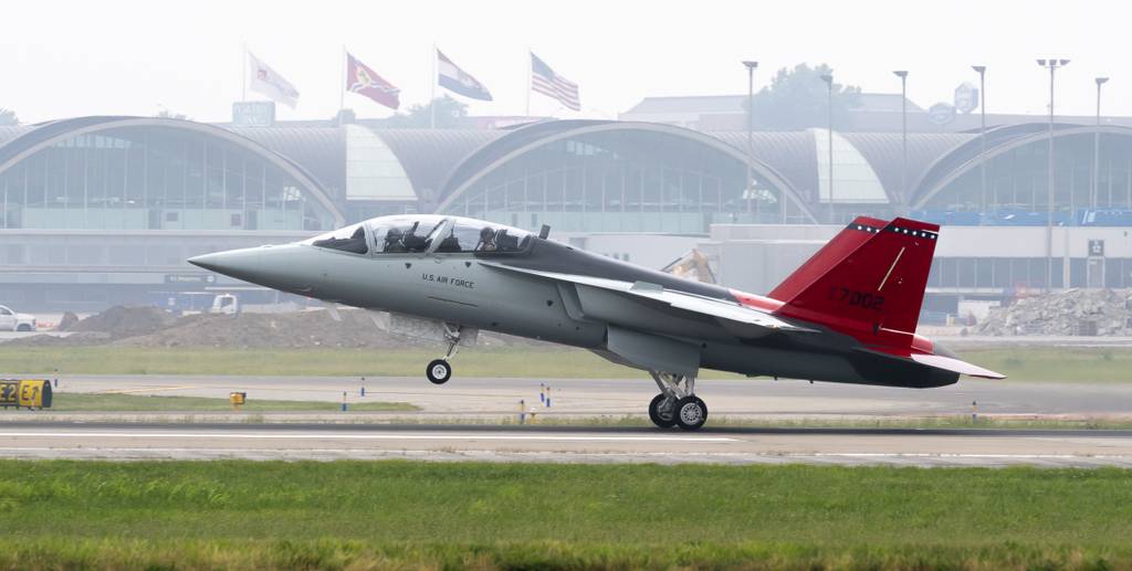 T-7 voará para a Base Aérea de Edwards até o fim do mês