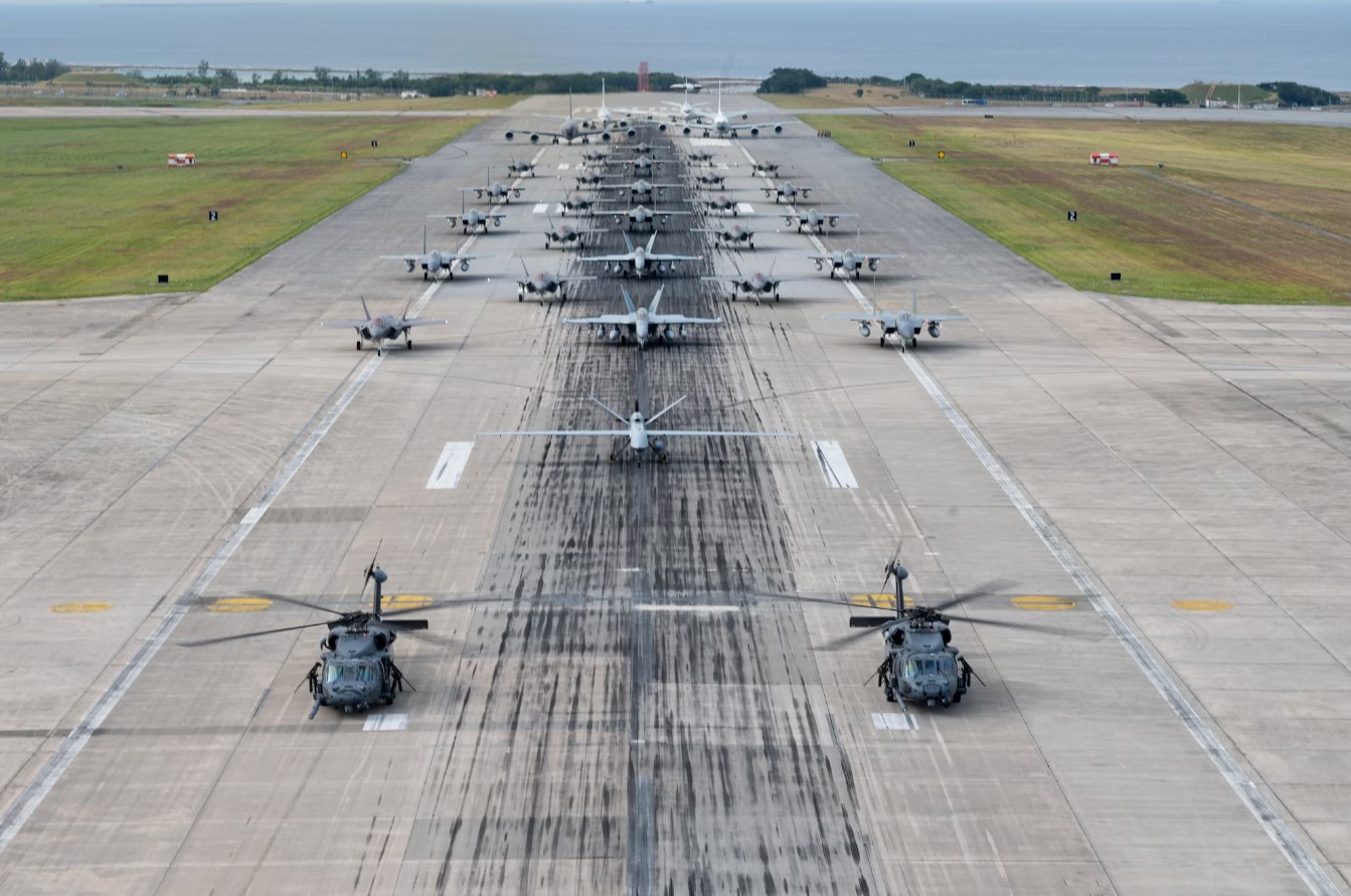 EUA realiza grande "elephant walk" na Base Aérea de Kadena no Japão