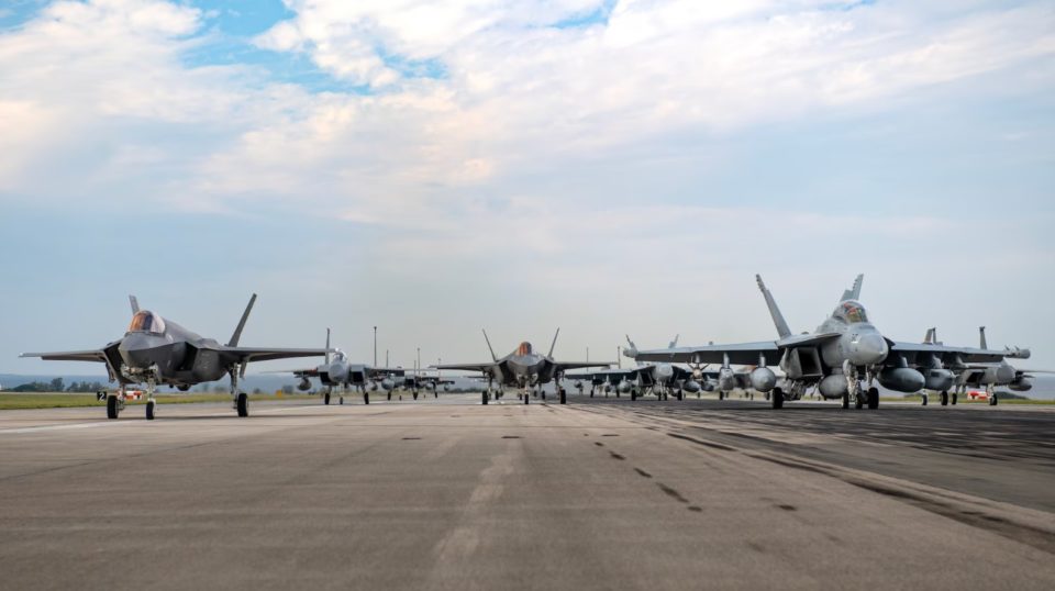 EUA realiza grande "elephant walk" na Base Aérea de Kadena no Japão ...