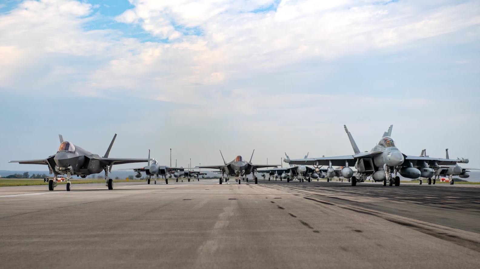 EUA realiza grande "elephant walk" na Base Aérea de Kadena no Japão