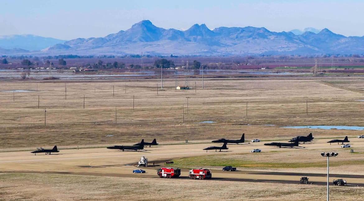 USAF realiza “elephant walk” com aviões-espiões U-2 Dragon Ladies ...