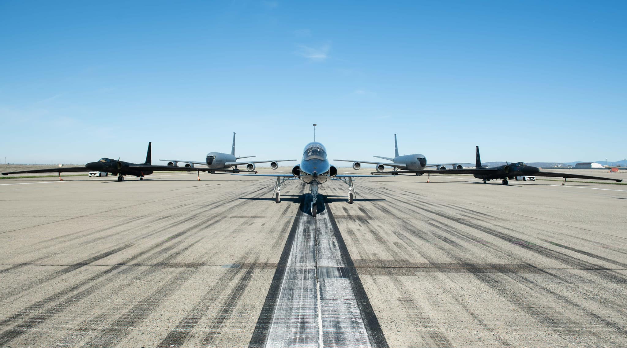 USAF realiza “elephant walk” com aviões-espiões U-2 Dragon Ladies ...
