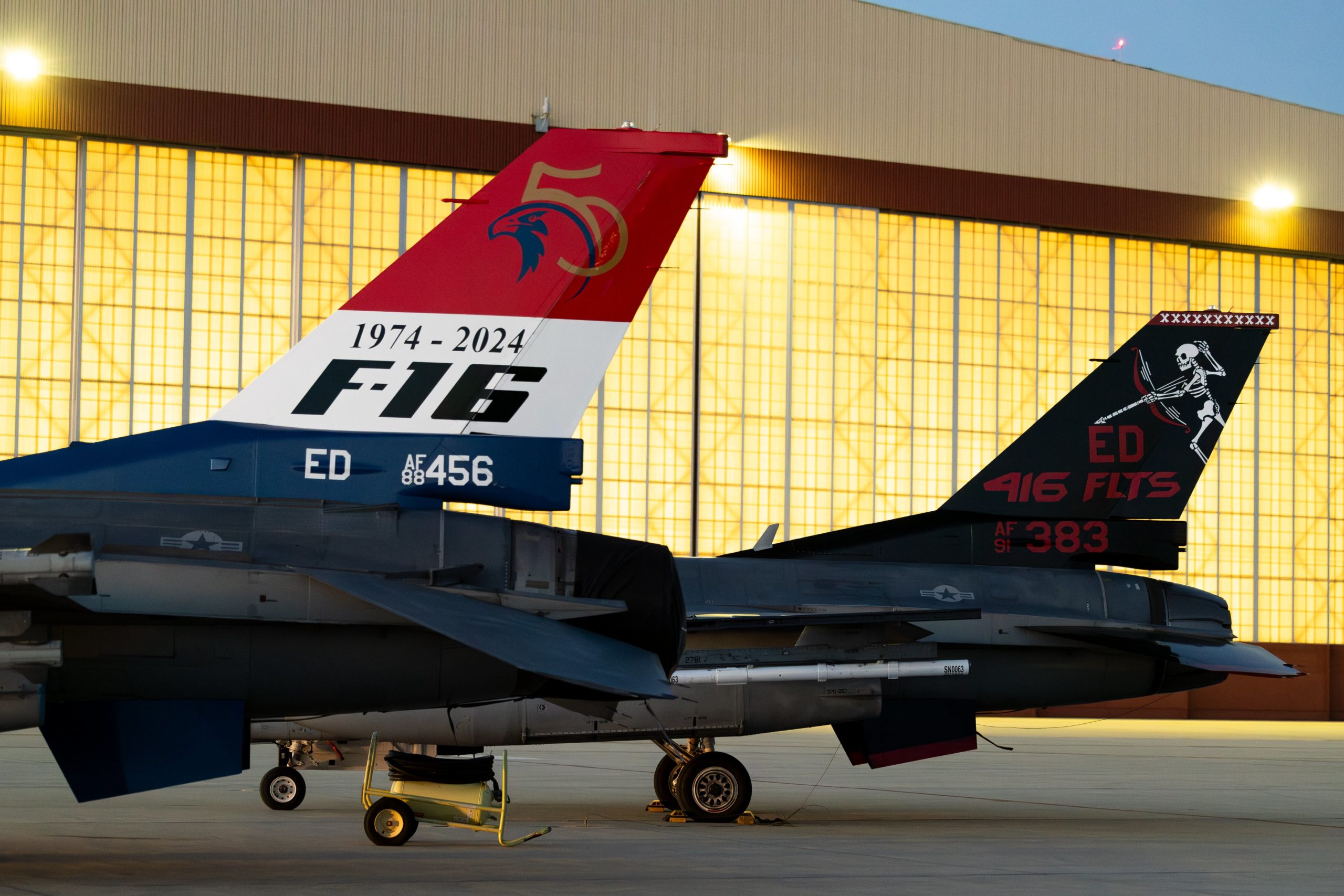 USAF celebra 50 anos do "voo zero" do F-16 com pinturas especiais ...