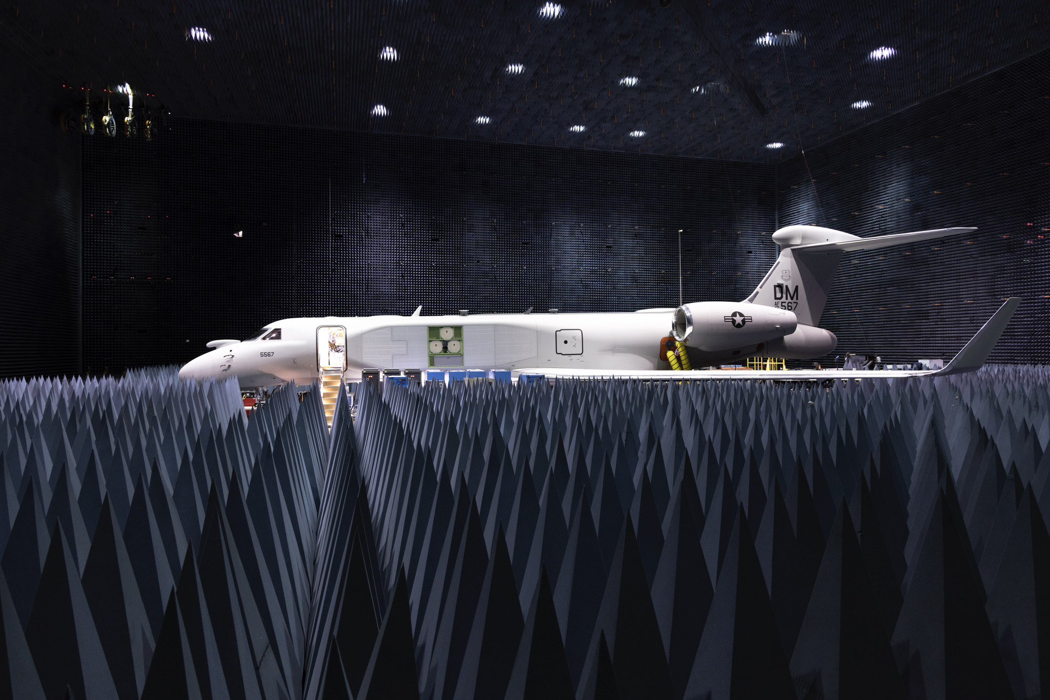 Futuro EA-37B Compass Call da USAF passa por testes na câmera anecóica ...