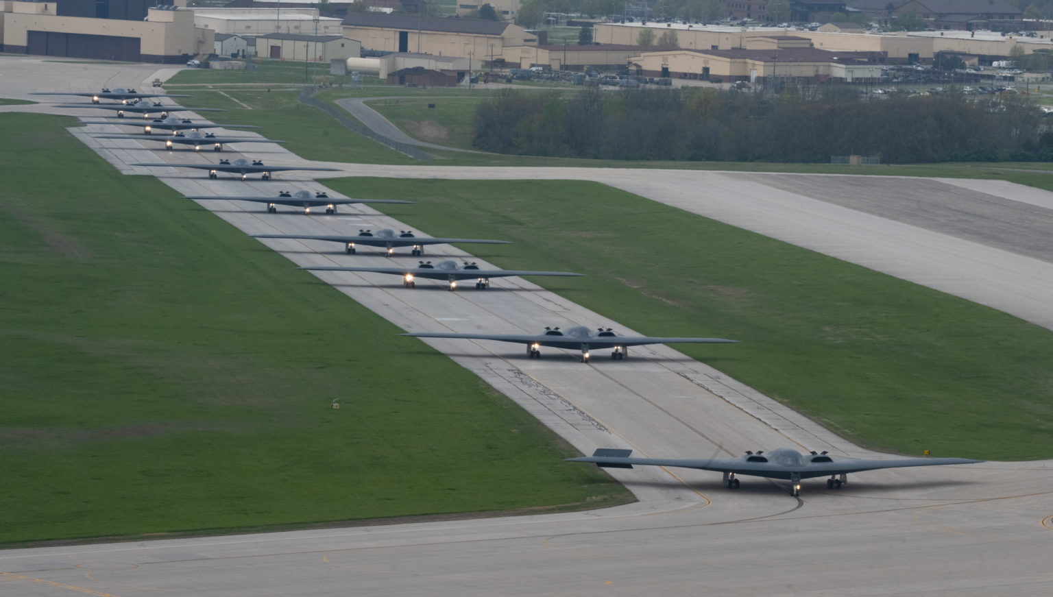 USAF B-2A Spirit Elephant Walk – Força Aérea