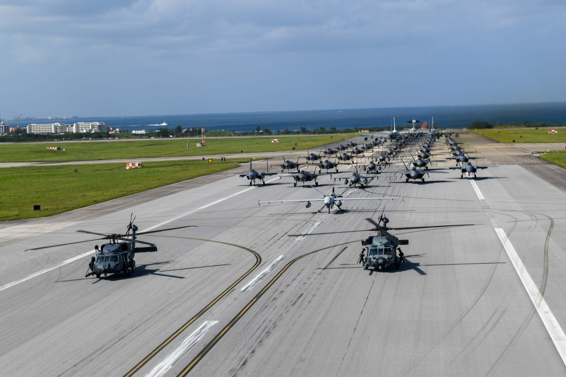 USAF e US Navy realizam Elephant Walk no Japão