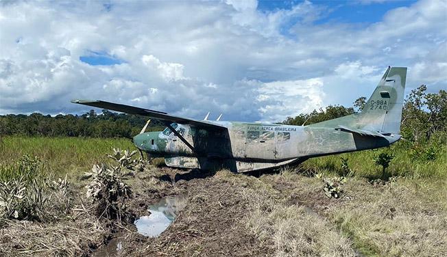 VÍDEOS: Black Hawk da FAB transporta Cessna Caravan acidentado no ...
