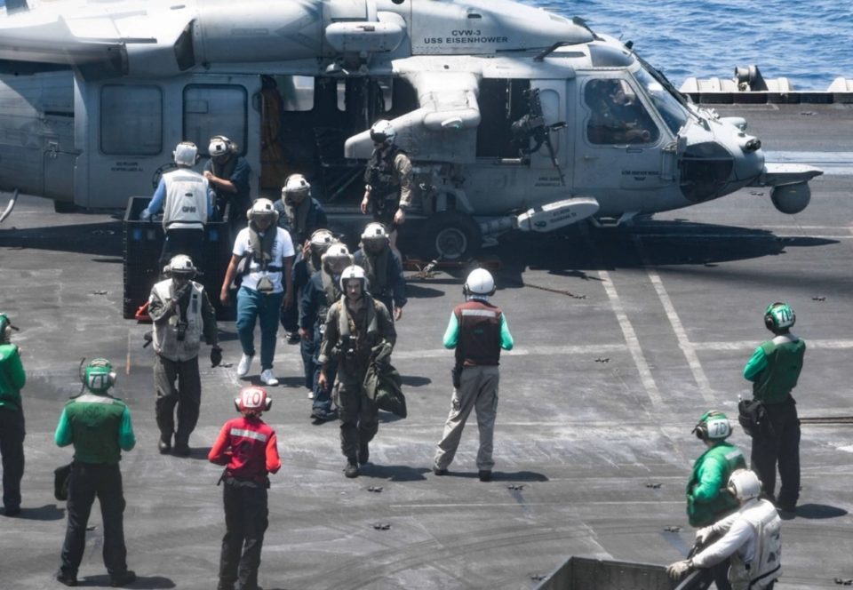 US Navy resgata tripulantes de navio mercante atacado pelos houthis no ...