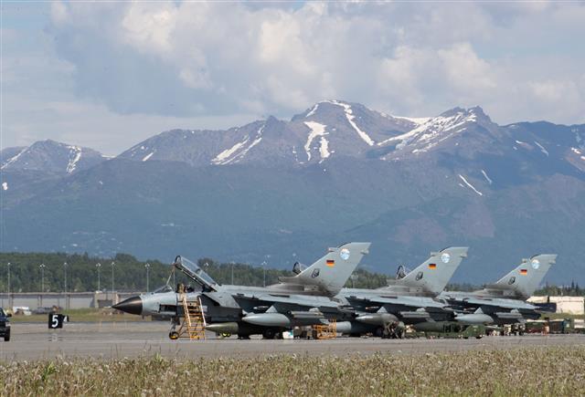 Luftwaffe espalha dezenas aeronaves do Alasca ao Japão em vários ...