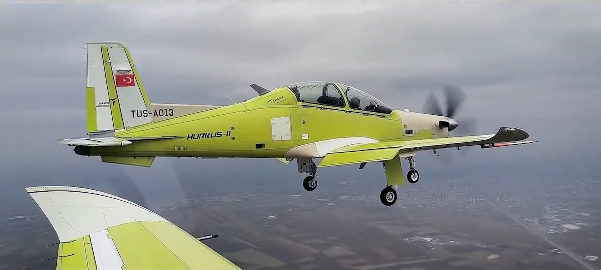 Voa o treinador primário turco TAI Hürkuş-II